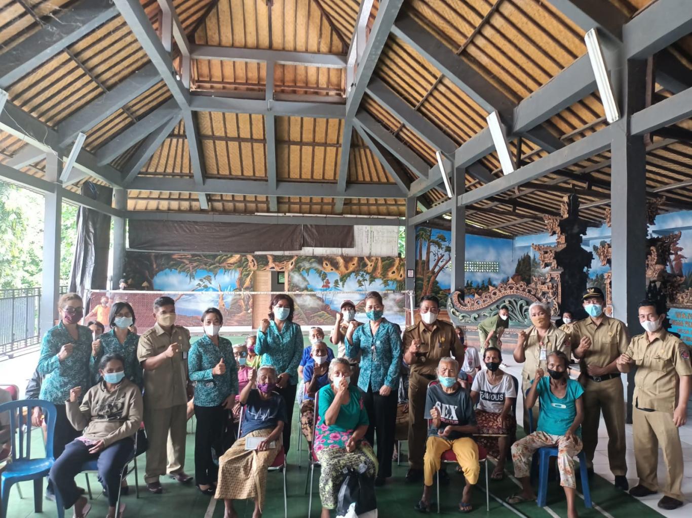 PENYERAHAN BANTUAN SEMBAKO KEPADA LANSIA DAN PENYANDANG DISABILITAS ...